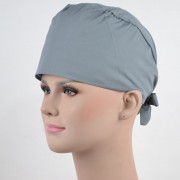 Voici un calot chirurgical gris uni neutre mais sobre